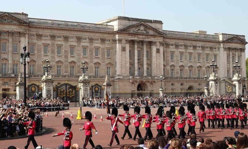 London: Changing of the Guard and Royal Palaces Walking Tour - Who Will Benefit Most?