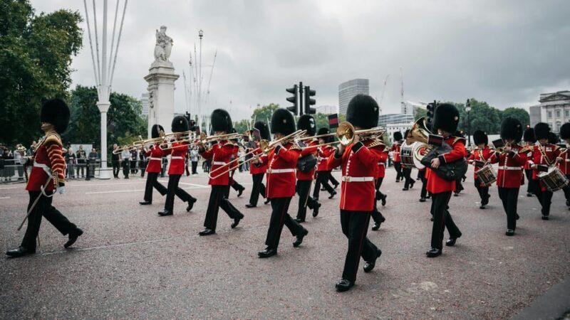 London: Changing of the Guard Experience and Landmarks Tour - The Authentic Experience