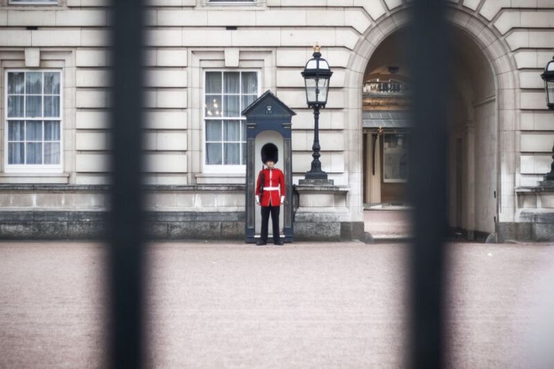 London: Changing of the Guard Private Group or Family Tour - The Advantages of Having a Private Guide