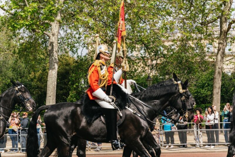 London: Changing of the Guard Tour by Buckingham Palace - Key Points