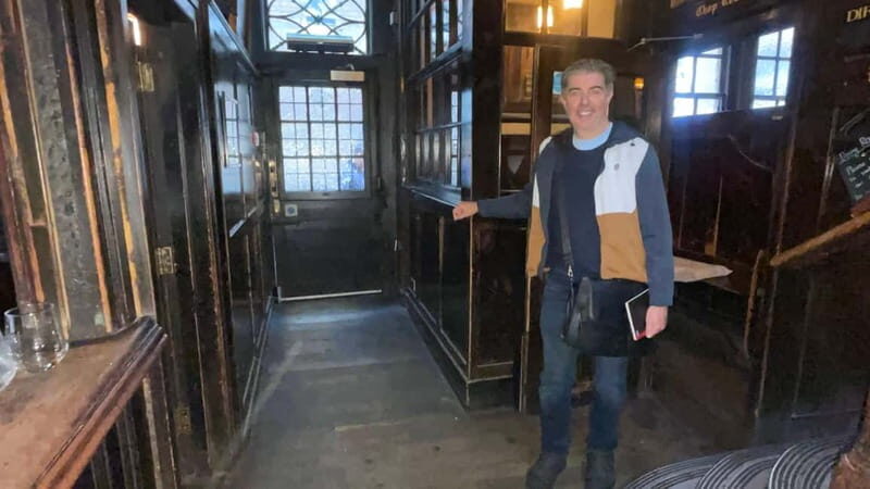 London: Charles Dickens Walking Tour for Small Groups - Exploring London Through the Lens of Charles Dickens
