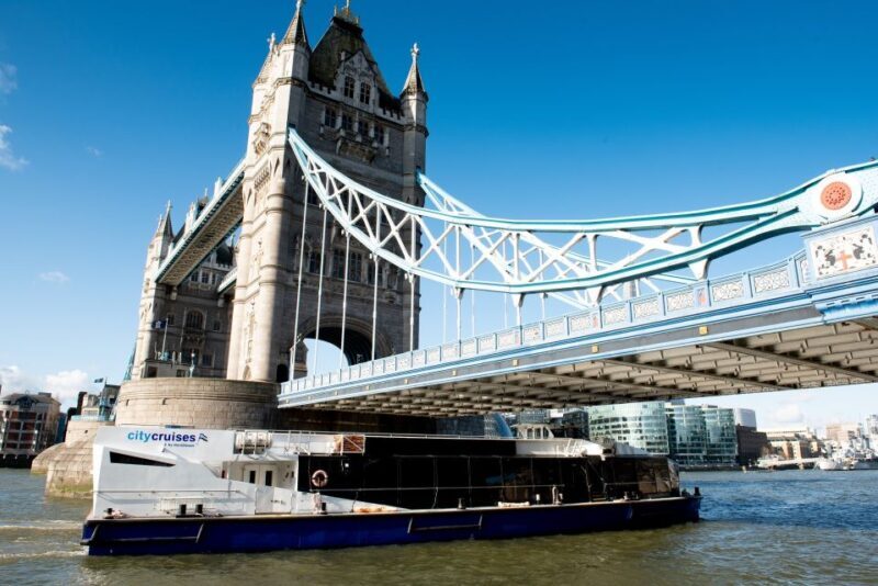 London: Christmas Day Sightseeing Cruise - Key Points