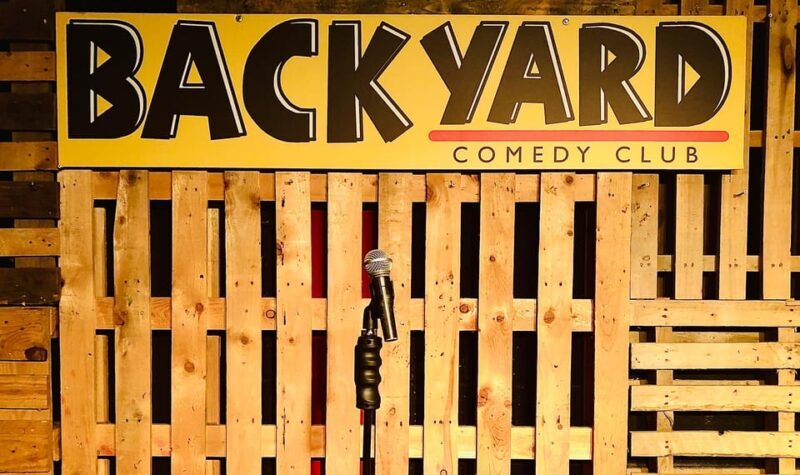 London: Friday Night at The Backyard Comedy Club - The Venue: Comfort, Food, and Atmosphere