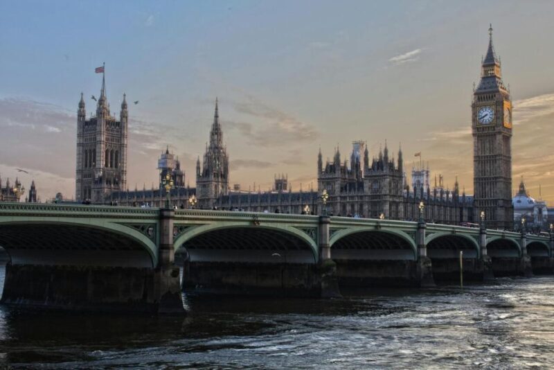 London: Guided City Walking Tour of Iconic Landmarks - Key Points