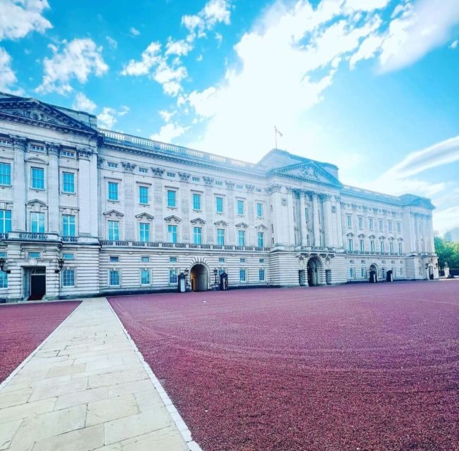 London: Guided Walking Tour with Changing Of The Guard - An In-Depth Look at the Experience
