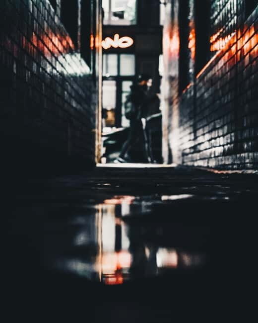 London: Jack the Ripper Tour and Underground Prison in Spanish - An In-Depth Look at the Tour
