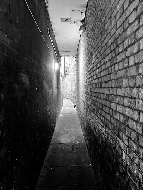 London: Jack the Ripper Tour and Underground Prison in Spanish - Who Should Consider This Tour?