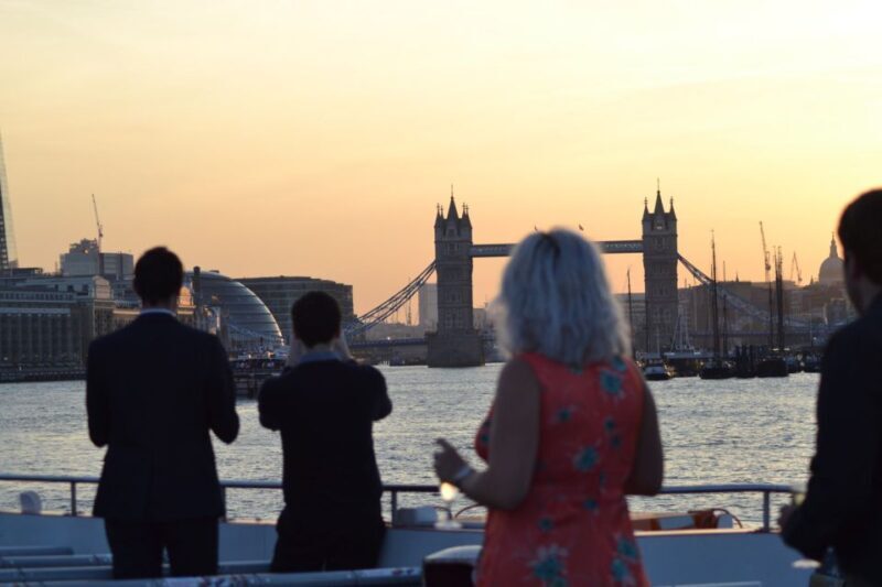 London: River Thames Evening Cruise with Bubbly and Canapés - Detailed Breakdown of the Itinerary