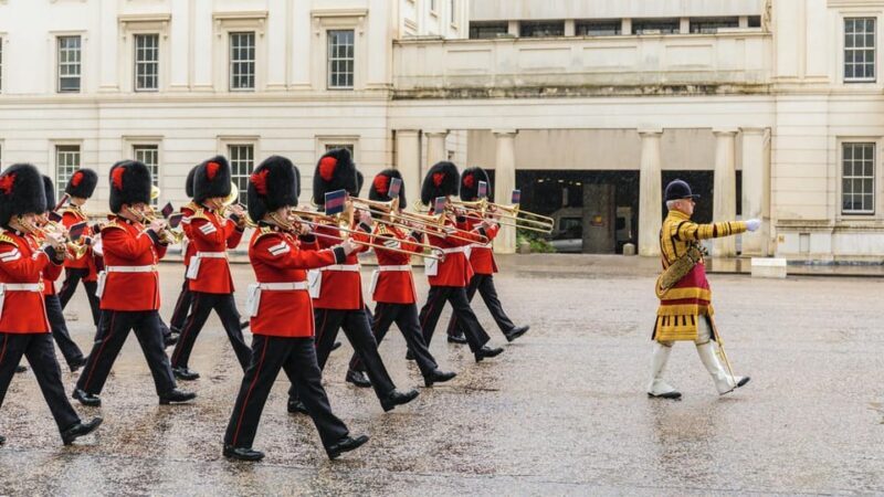 London: Royal Walking Tour with Guard Change & Royal Mews - Key Points