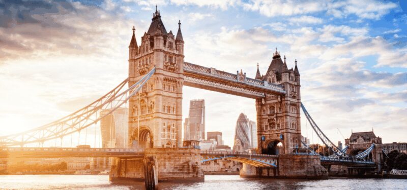 London: Self-Guided History City Tour with an App - A Practical and Informative Introduction to Londons Highlights
