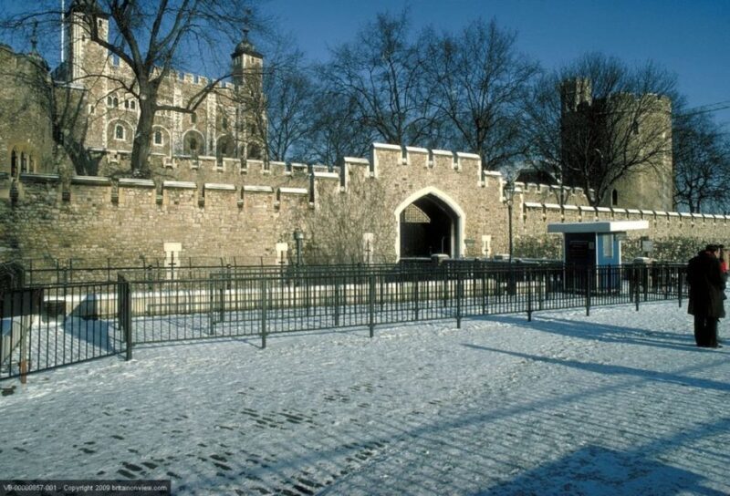 London: Sights and Sounds of Christmas Guided Half-Day Tour - Key Points