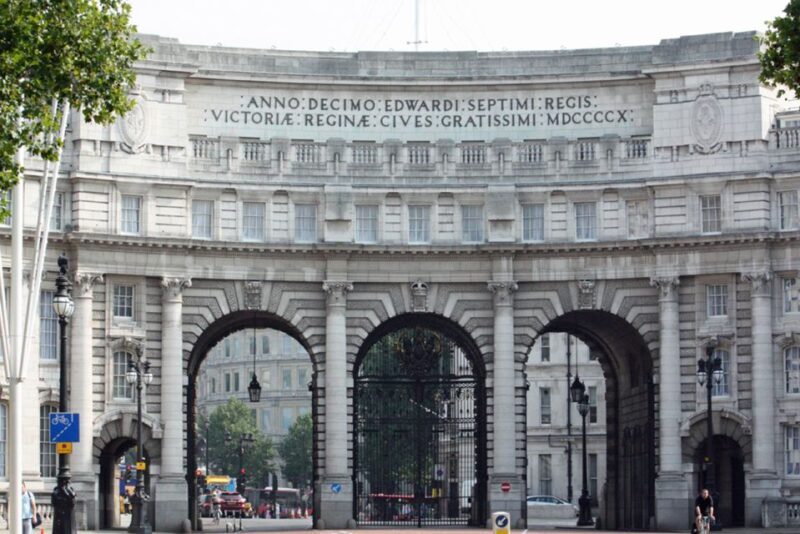 London: Smartphone Heritage Walks Trafalgar Square - Discovering the Charm of London’s Trafalgar Square Through Smartphone Heritage Walks