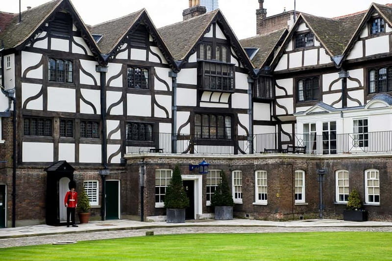 London: Tower of London and Crown Jewels Exhibition Ticket - Yeoman Warder Tours: Anecdotes and Stories