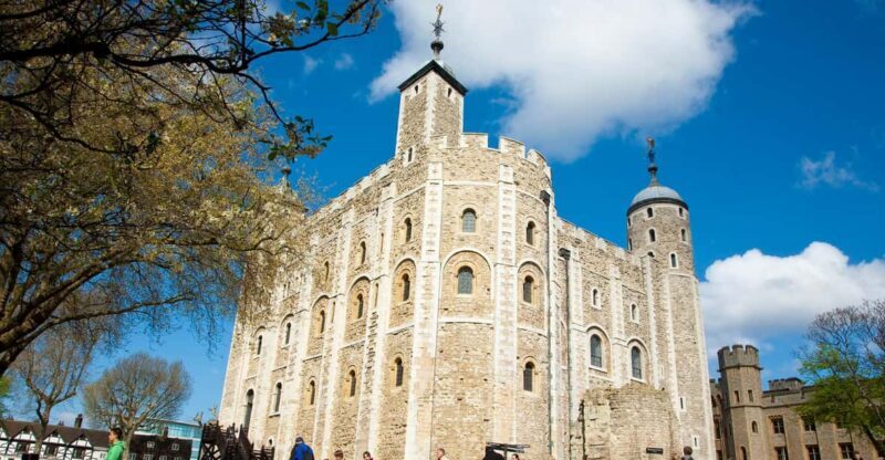 London: Tower of London, Hop-on, Hop-off Bus & River Cruise - Exploring London by Open-Top Bus