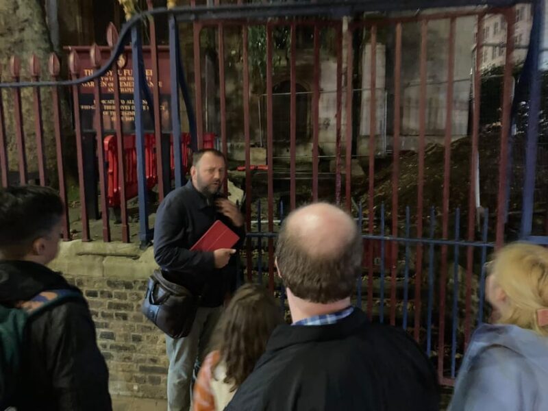 London's Ghosts & Gruesome Past Nighttime Walking Tour - Exploring Londons Dark Streets: What to Expect