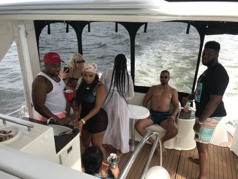 Long Island: Yacht Charters, Location: Port Jefferson Harbor - What to Expect During the Cruise
