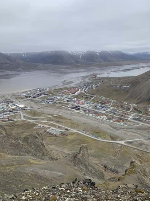 Longyearbyen: Panorama view hike - Platåfjellet Guided Hike - The Value of a Guided Arctic Hike