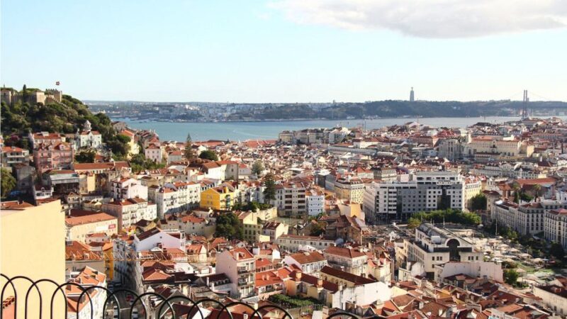 Lost in Alfama: Tour Through Lisbon's Labyrinthine Streets - Key Points