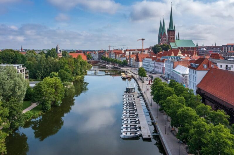 Lübeck: Electric Boat Rental - without driving licence - Key Points