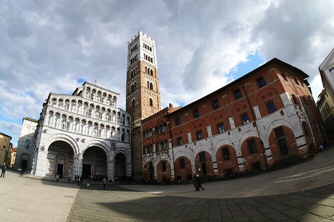 Lucca: Walking tour to discover the city of 100 churches - Starting at Piazza Anfiteatro