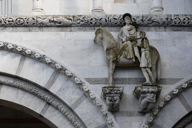 Lucca: Walking tour to discover the city of 100 churches - Inside Basilica di San Frediano