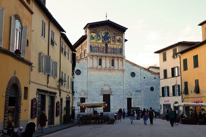 Lucca: Walking tour to discover the city of 100 churches - Final Stop at the Cathedral of San Martino
