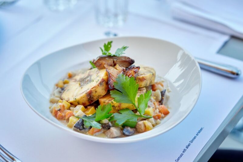Lucerne: Lake Lucerne 1st Class Cruise with Gourmet Lunch - The Dining Experience: High-Quality Food with a View