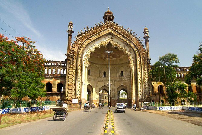 Lucknow City Tour (Lunch, Pickup & drop at Hotel) - Jama Masjid: A Majestic Start