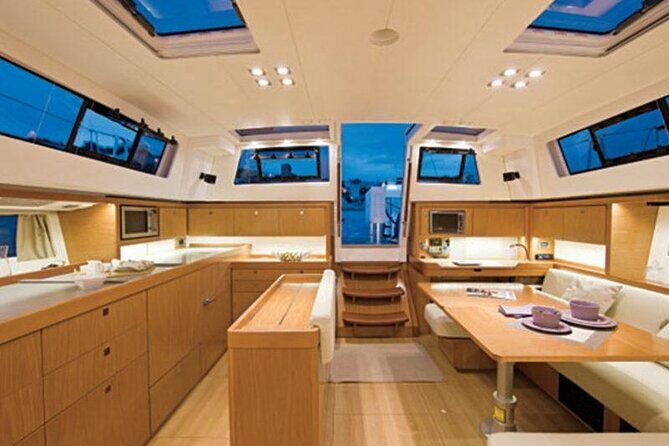 Luxury Diamond Head Sunset Sail - Key Points