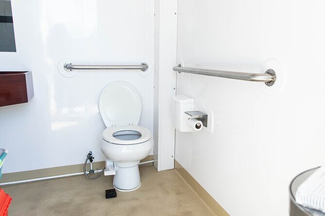 Luxury Hot Tub Boat of DC Potomac Monuments Private Tub up to 10 - Who Should Consider This Tour?