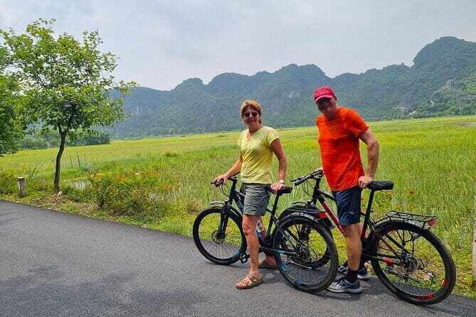 Luxury Private Tour From Hanoi: Local Family, Tam Coc & Hoa Lu - Authentic Vietnamese Cuisine and the Scenic River