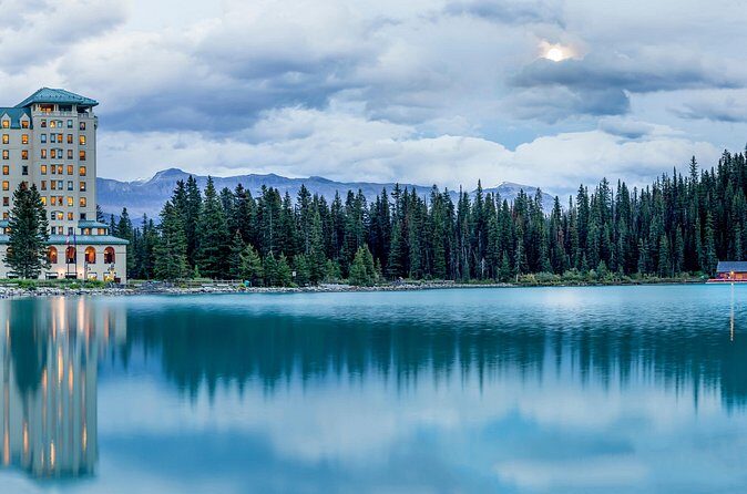 Luxury Private Tour of Lake Louise, Moraine, Peyto and Banff - The Experience of Transportation and Group Size