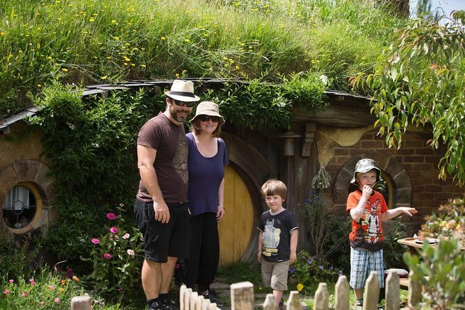 Luxury Small group tour from Auckland to Hobbiton Movie Set - Introduction to the Hobbiton Small-Group Experience