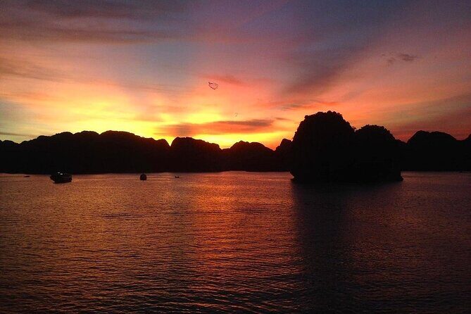 Luxury Sunset Tour: Kayaking and swimming to admire Lan Ha Bay - Experience a Luxurious Sunset in Lan Ha Bay