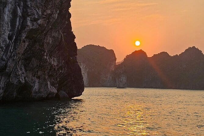 Luxury Sunset Tour visit Lan Ha Bay: Kayak, Water Slides, Jacuzzi - Key Points