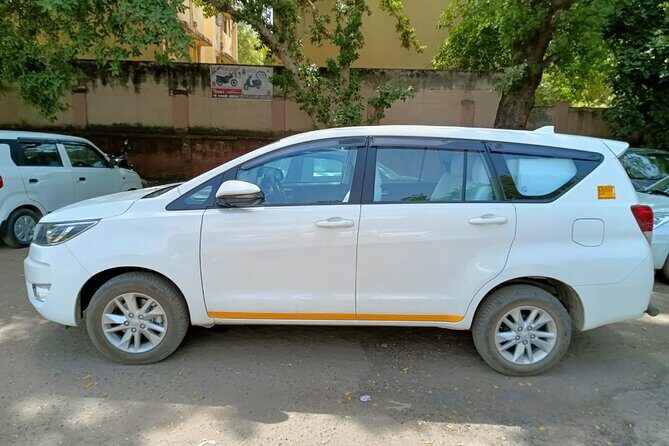 Luxury Taj Mahal tour from Delhi by the Fastest train of India - Lunch at a 5-Star Hotel in Agra