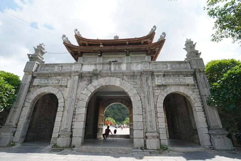 Luxury Tour Bich Dong Pagoda-Hoa Lu-Tam Coc-Mua Cave-Biking - Key Points