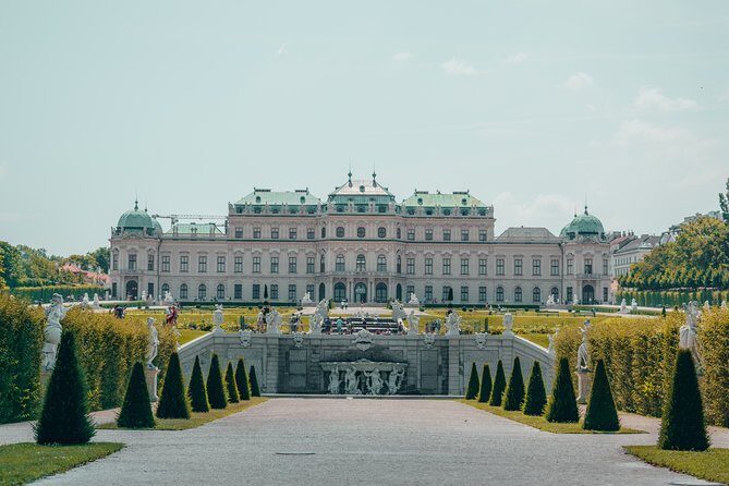 Luxury transport from/to Warsaw - Vienna / International Airport by private car - Key Points
