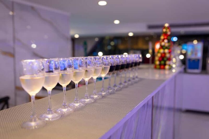 Luxury White Cruise &Premium View &Complimentary Beer & Win - Key Points