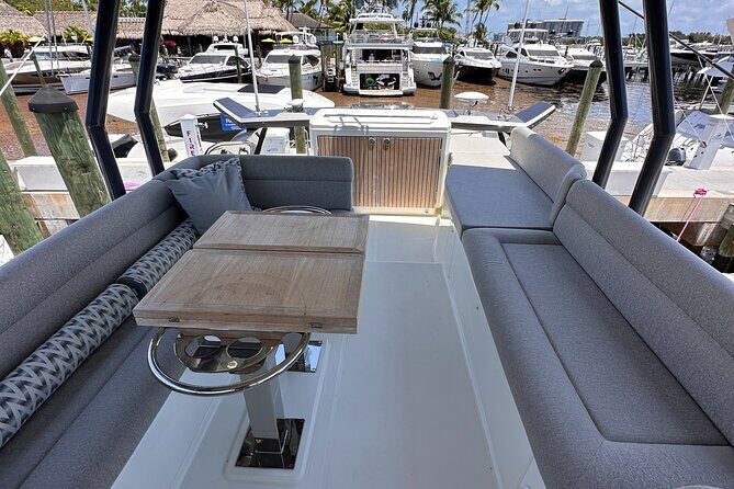 Luxury Yacht Rental in Miami Beneteau 52 for 6 People - Summary