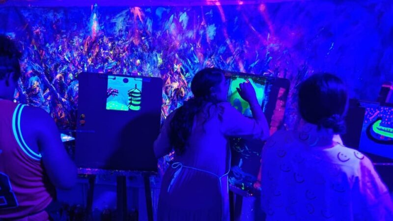 Lyon : Neon painting in an artist's studio - gallery - Introduction: A Unique Artistic Escape in Lyon