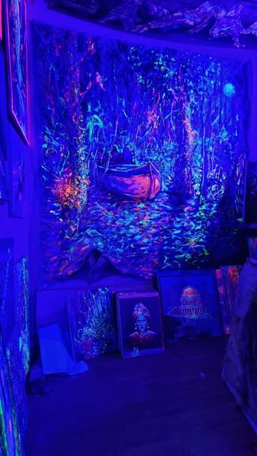Lyon: Tarot Reading and Neon Painting Workshop - FAQs