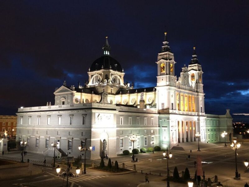 Madrid: Enchanted Evening Walking Tour in Spanish - Detailed Breakdown of the Itinerary
