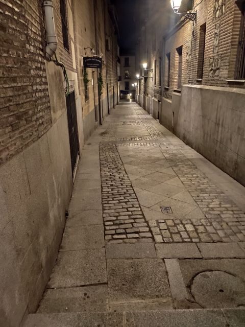 Madrid: Enchanted Evening Walking Tour in Spanish - The Experience: What to Expect