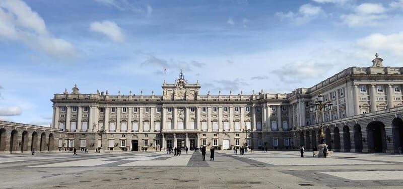 Madrid: Guided tour of the Royal Palace in French - Introduction to Madrid’s Royal Palace Tour