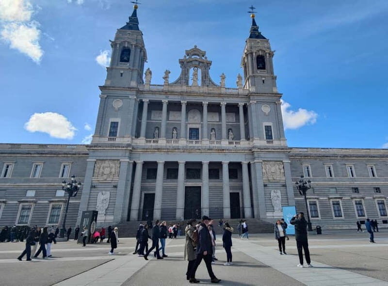 Madrid: Guided tour of the Royal Palace in French - The Practicalities: What’s Included and How It Works