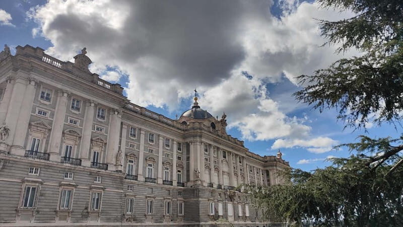 Madrid: Guided tour of the Royal Palace in French - FAQs