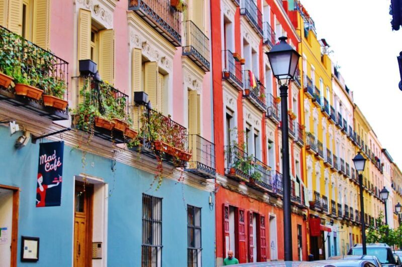 Madrid Historical Centre & Old Town Walking Tour in French - Key Points