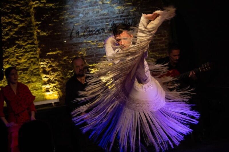 Madrid: La Cueva de Lola Flamenco Show Tickets with Drink - Key Points