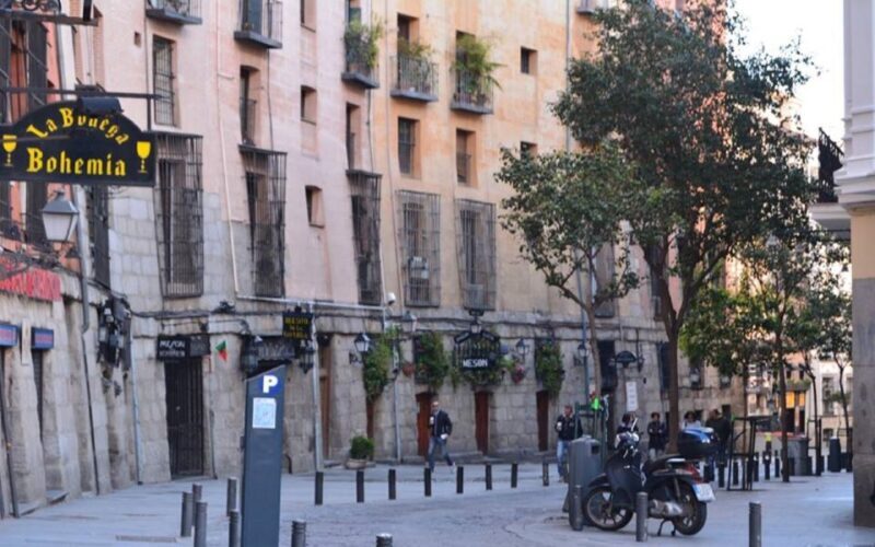 Madrid: Old Madrid Walking Food and Wine Tour - Practical Tips for Navigating the Tour